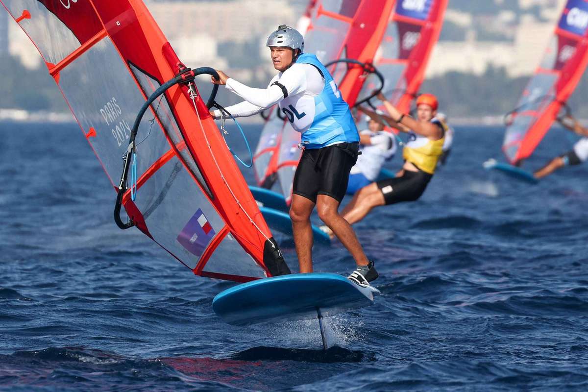 Tarnowski w serii medalowej w klasie iQFoil. Miejsce na podium zapewnił ...