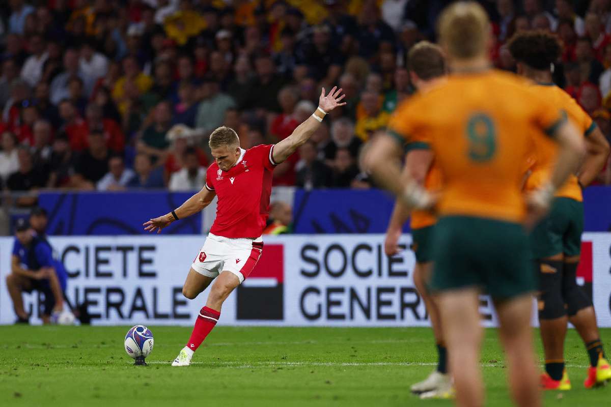 Gareth Anscombe retains Welsh fly-half berth for final pool match ...