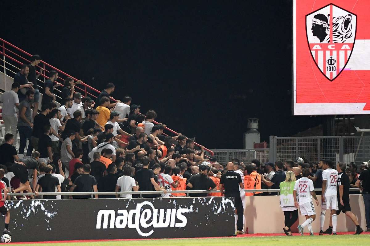Chaos dans les tribunes et petit match nul entre Ajaccio et Bordeaux | Flashscore.fr