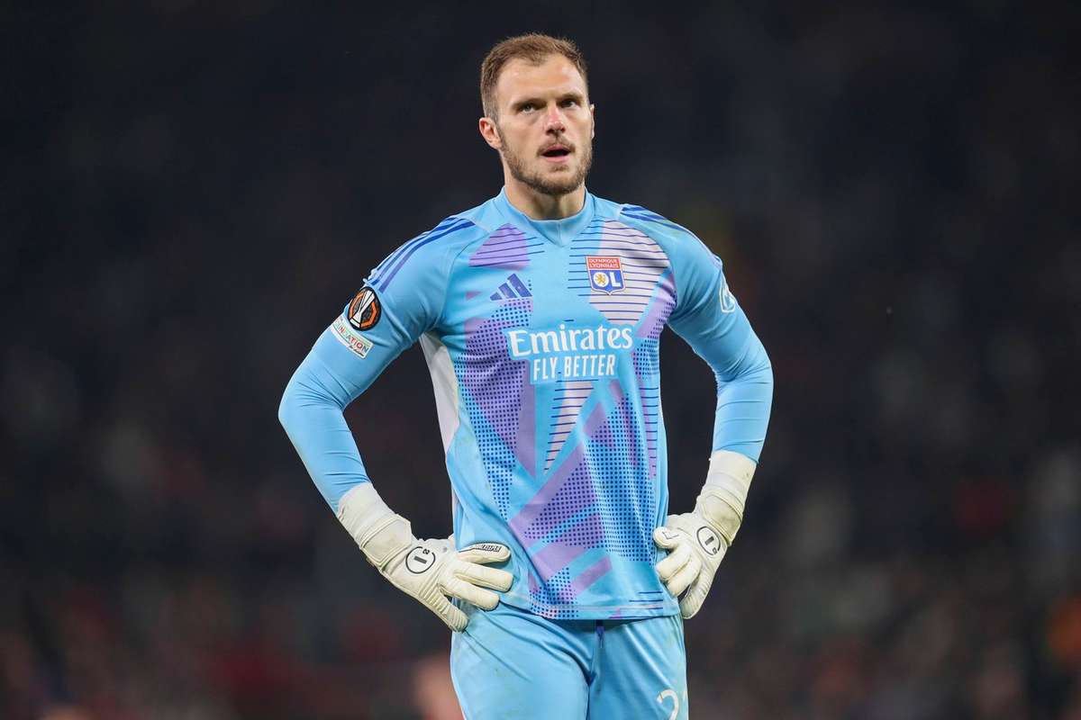 Leeds agree to sign Lyon goalkeeper Perri in £15.6M deal with private ...