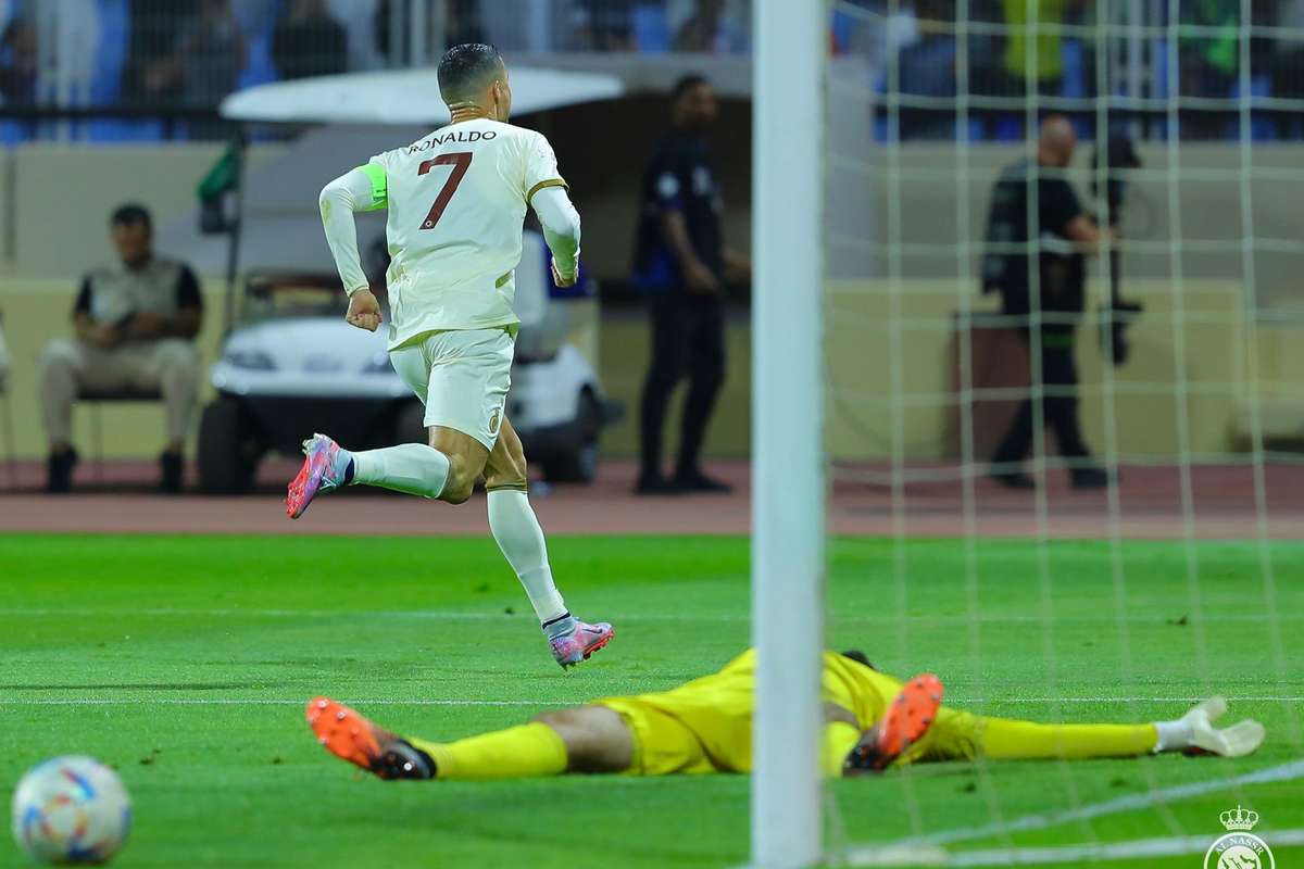 Ronaldo e Talisca bisam na goleada do Al Nassr (0-5) que mantém ...