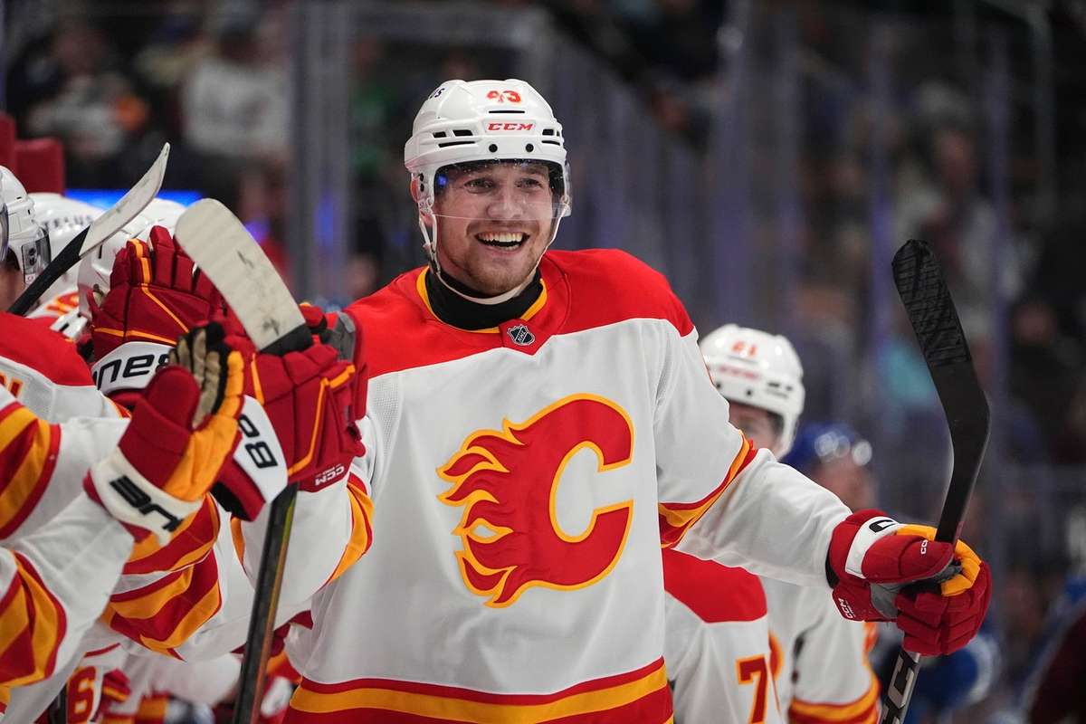 NHL | Adam Klapka podepsal s Calgary nový kontrakt | Livesport.cz