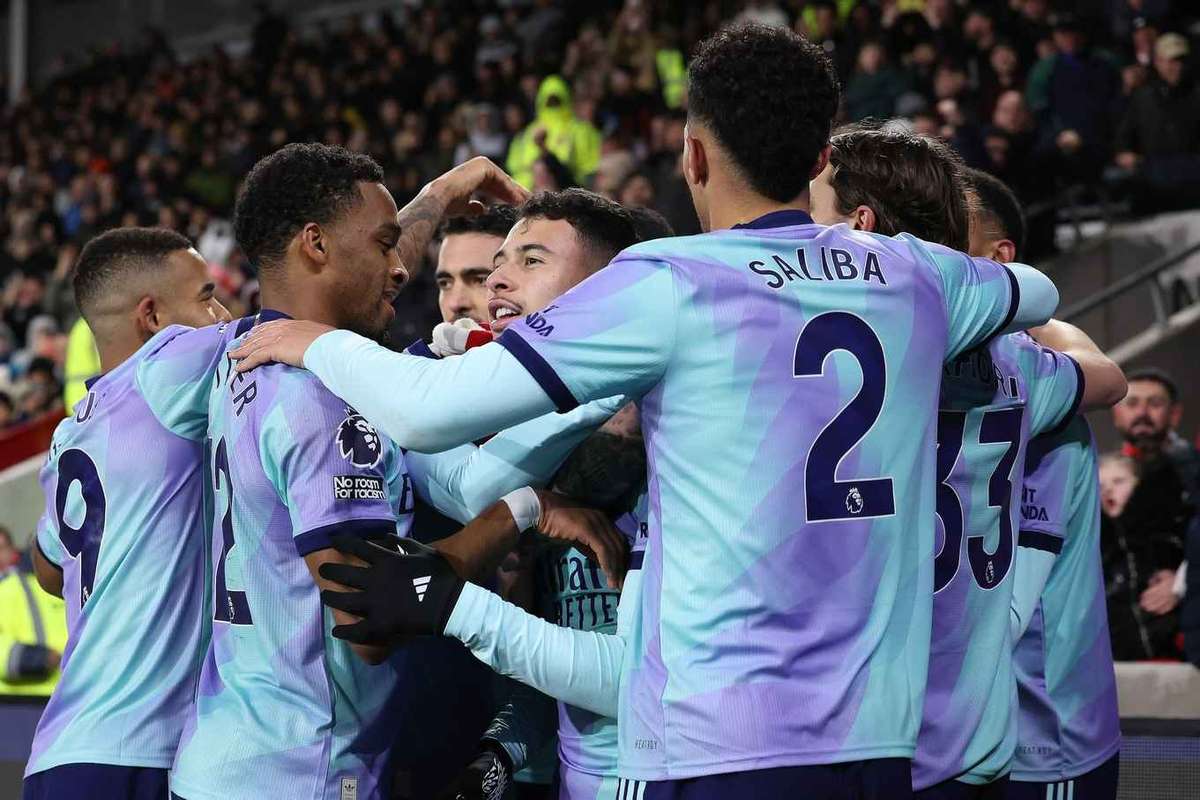 Arsenal keep pressure on Liverpool in Premier League title race with ...