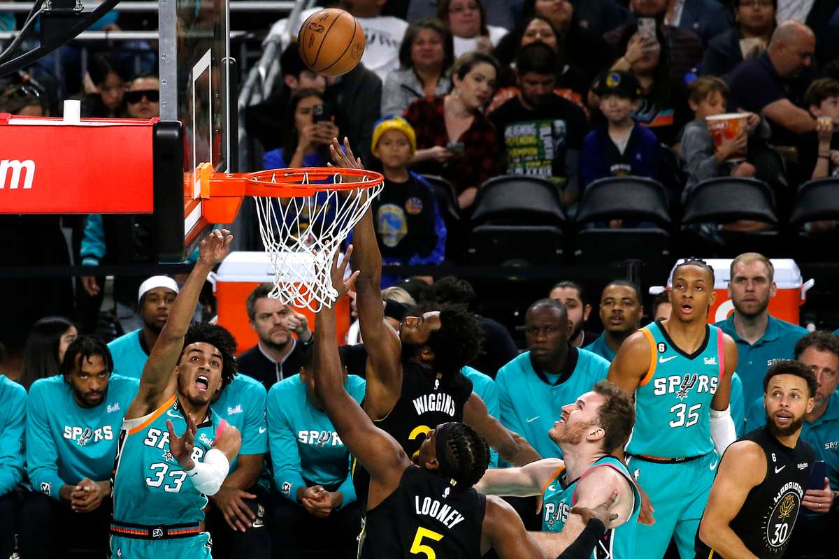 Warriors rout Spurs in front of record NBA crowd | Flashscore.co.uk