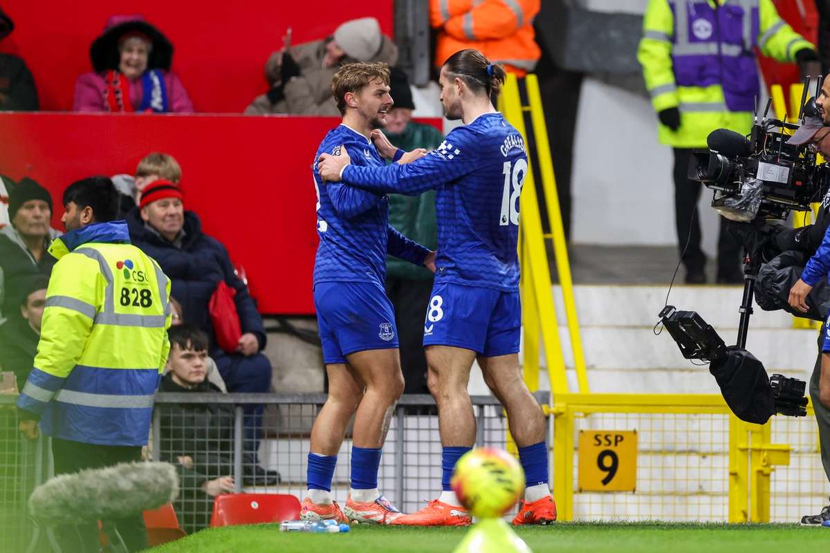 Ten-man Everton overcome in-fighting to seal Old Trafford win over Man ...