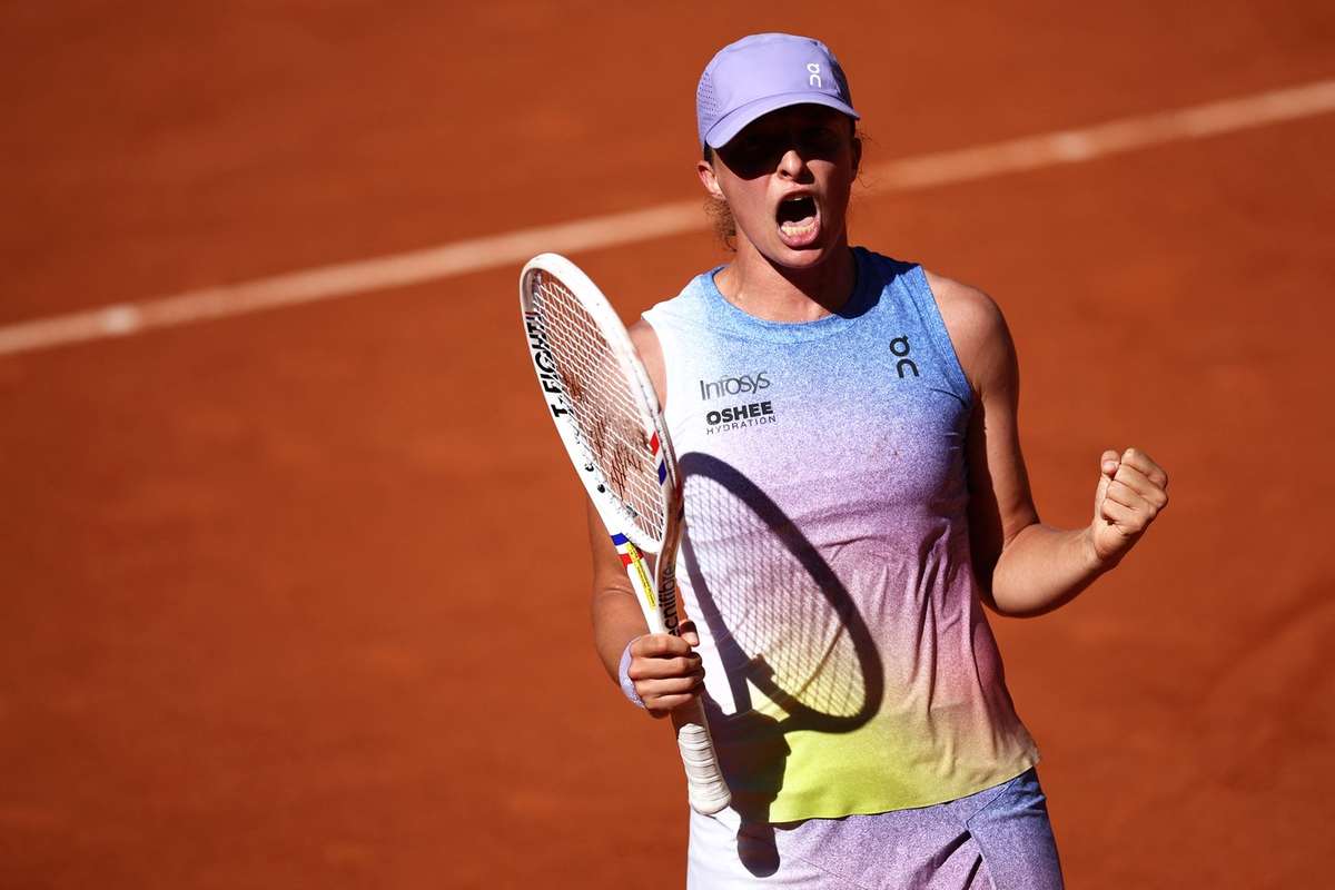 Iga Swiatek books place in French Open last 16 with battling win over ...