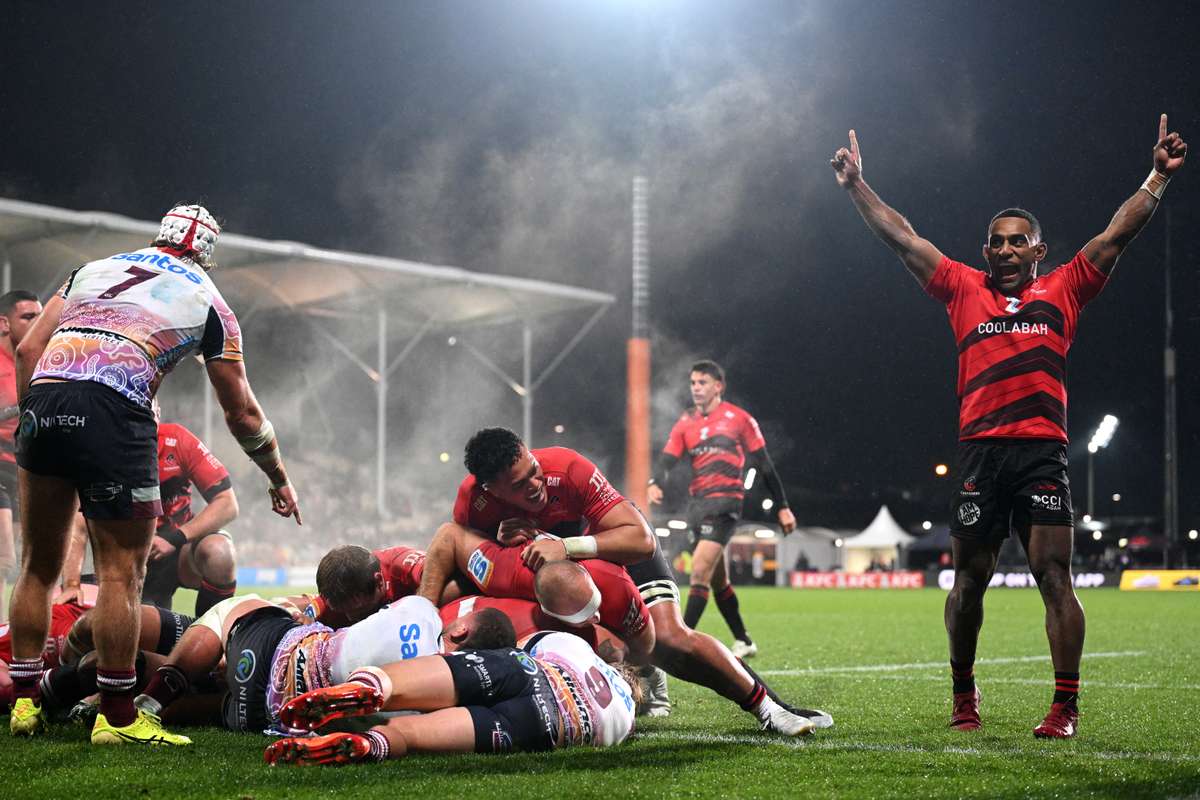 Crusaders outmuscle Reds to reach Super Rugby semi-finals | Flashscore.dk