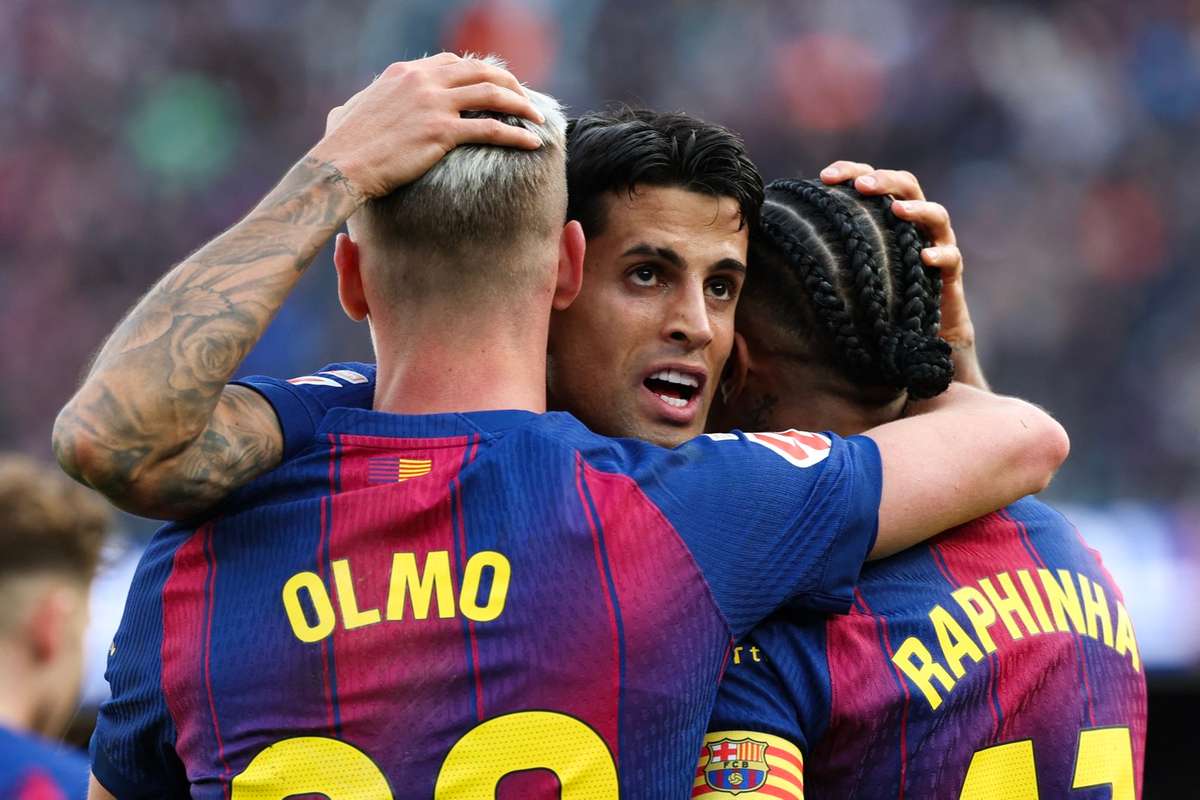 Hattrick Raphinha! Barcelona face instrucție cu Sevilla și se ...