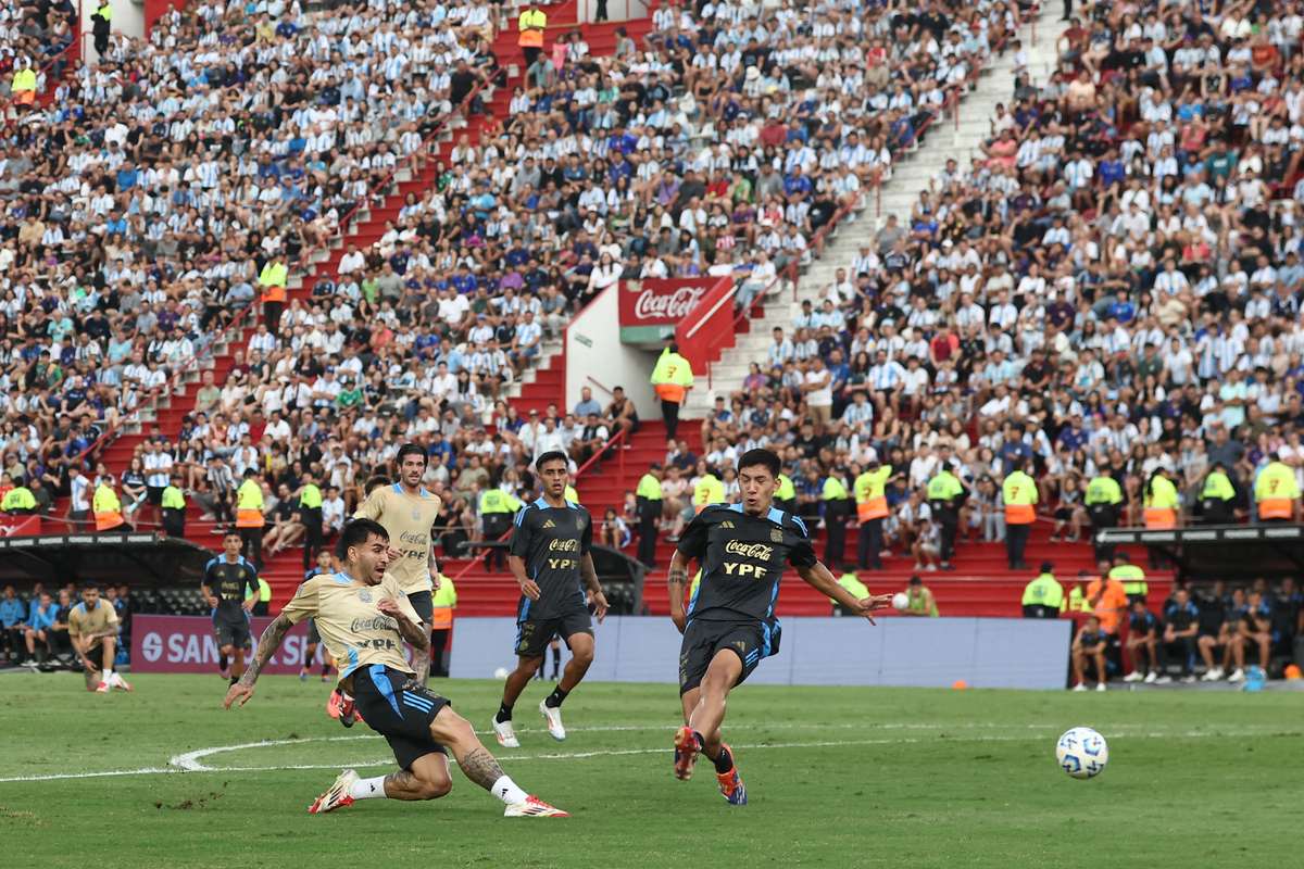 Multidões divertem-se com o amigável solidário da Argentina antes do ...