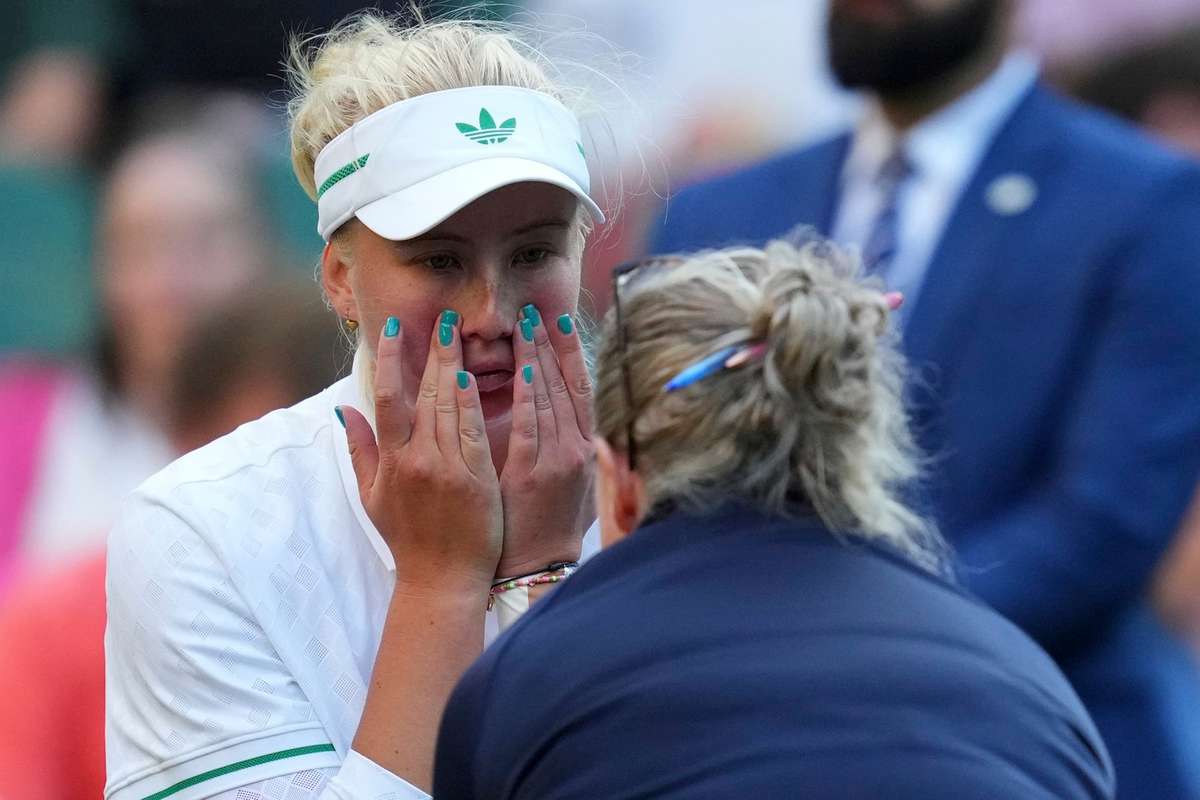 Swiatek cruises past sick Tauson into quarter-finals at Wimbledon ...