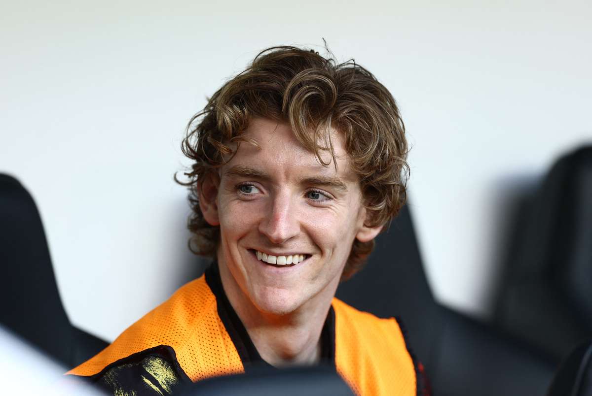 Gordon set to undergo Barcelona medical as Newcastle star plans to ...