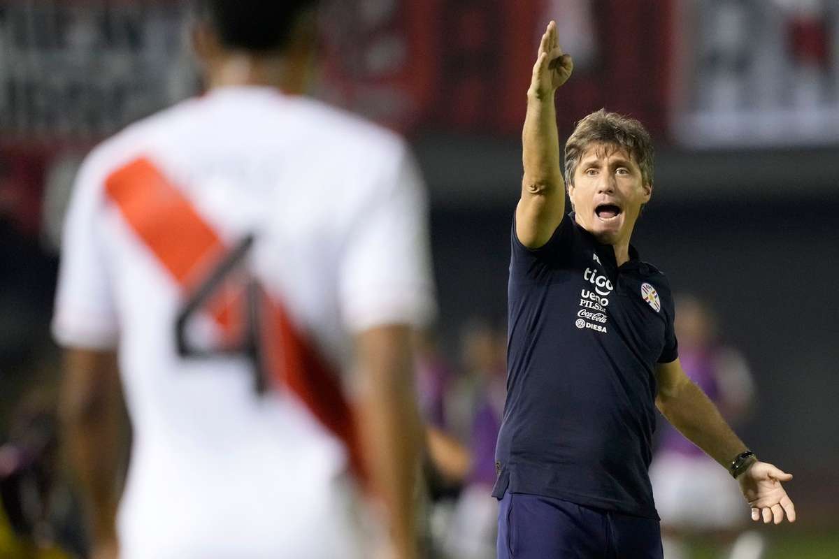 Selecționerul Paraguayului, argentinianul Guillermo Barros Schelotto ...