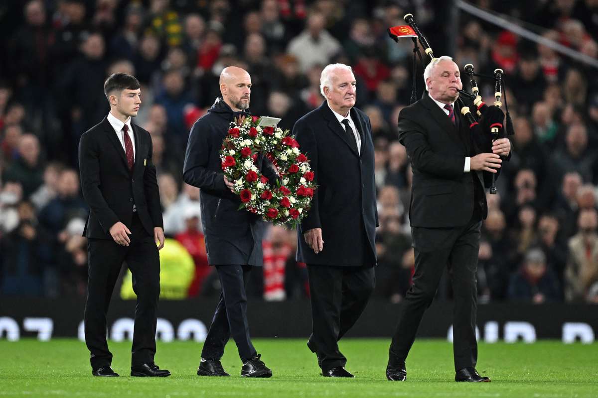 Old Trafford falls silent to pay tribute to Man Utd legend Sir Bobby ...