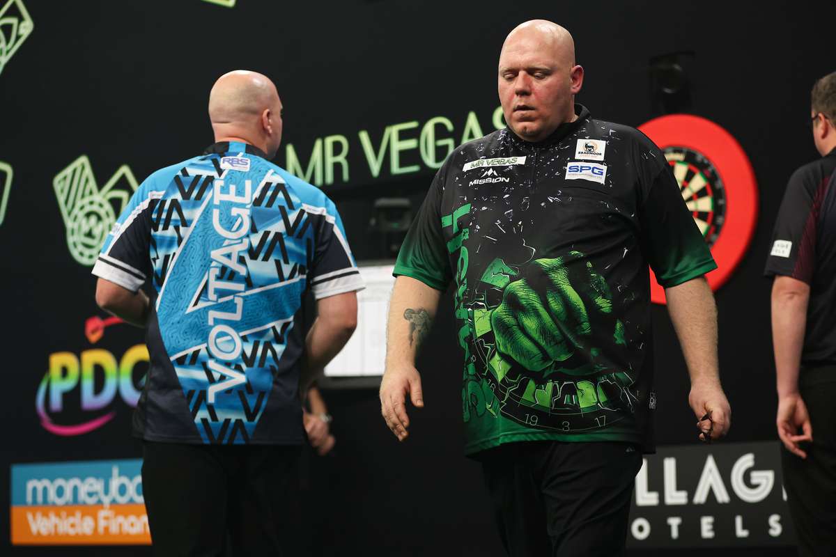 Underdogs storm into semi-finals as Cross shocked at Grand Slam of ...