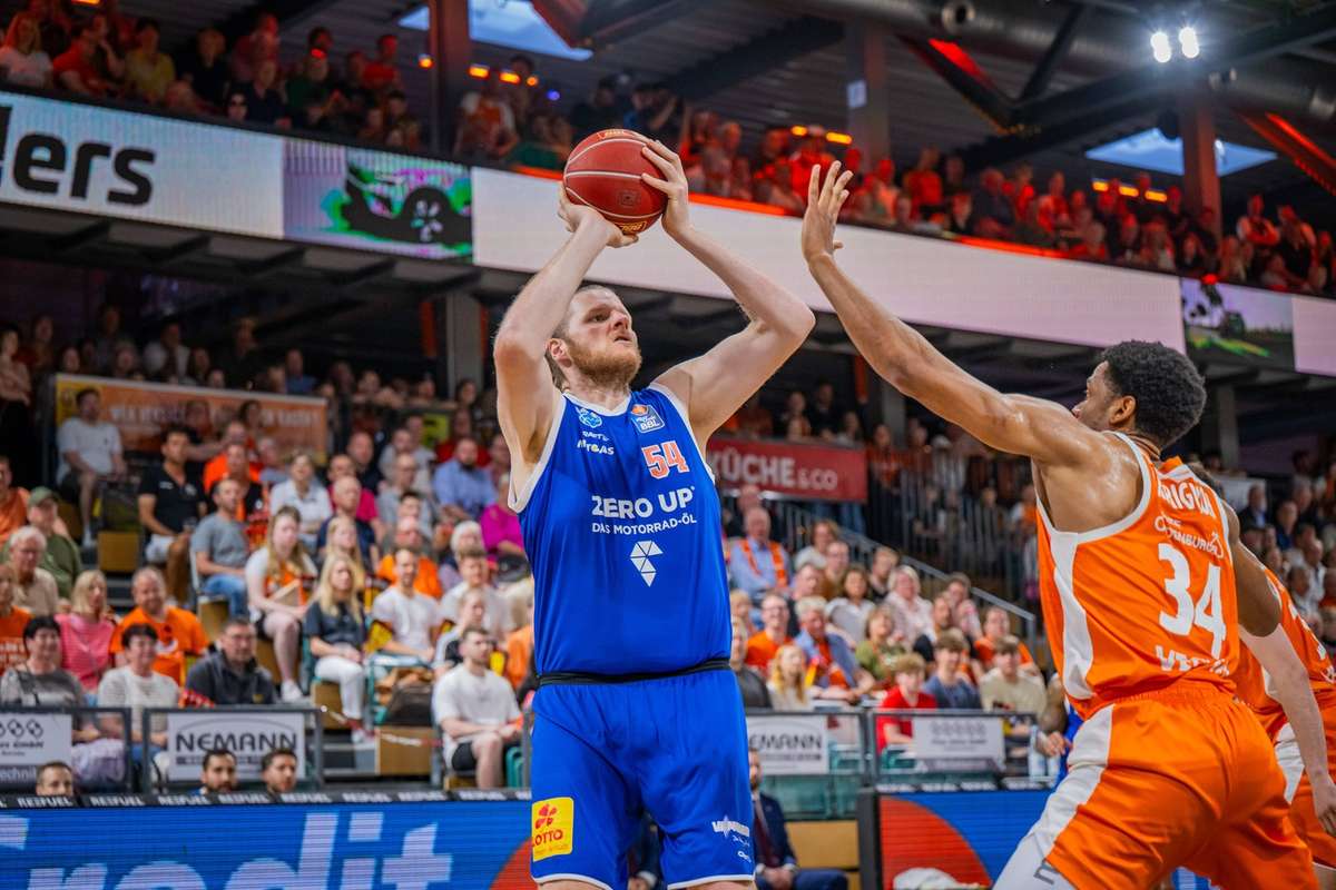 Basketball: Center John Bryant hängt zwei weitere Jahre beim MBC dran ...
