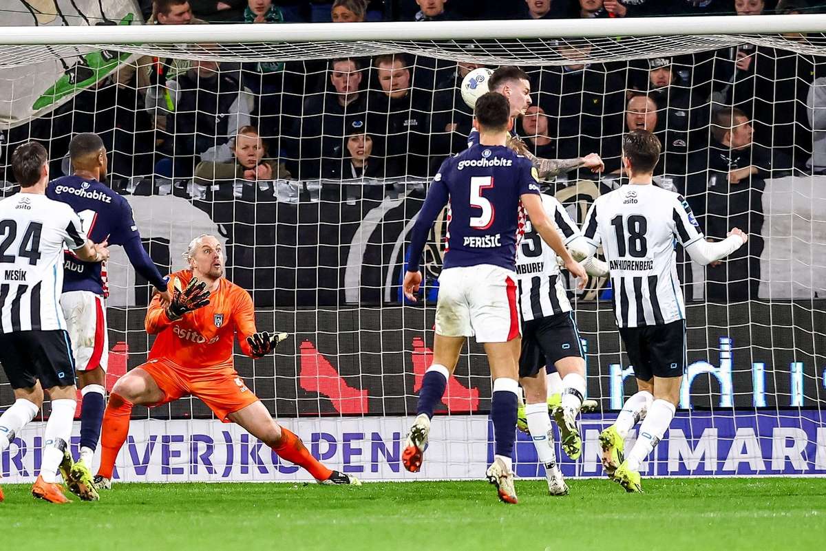 VIDEO. Dennis Man înscrie un gol cu capul în Heracles - PSV: nota ...