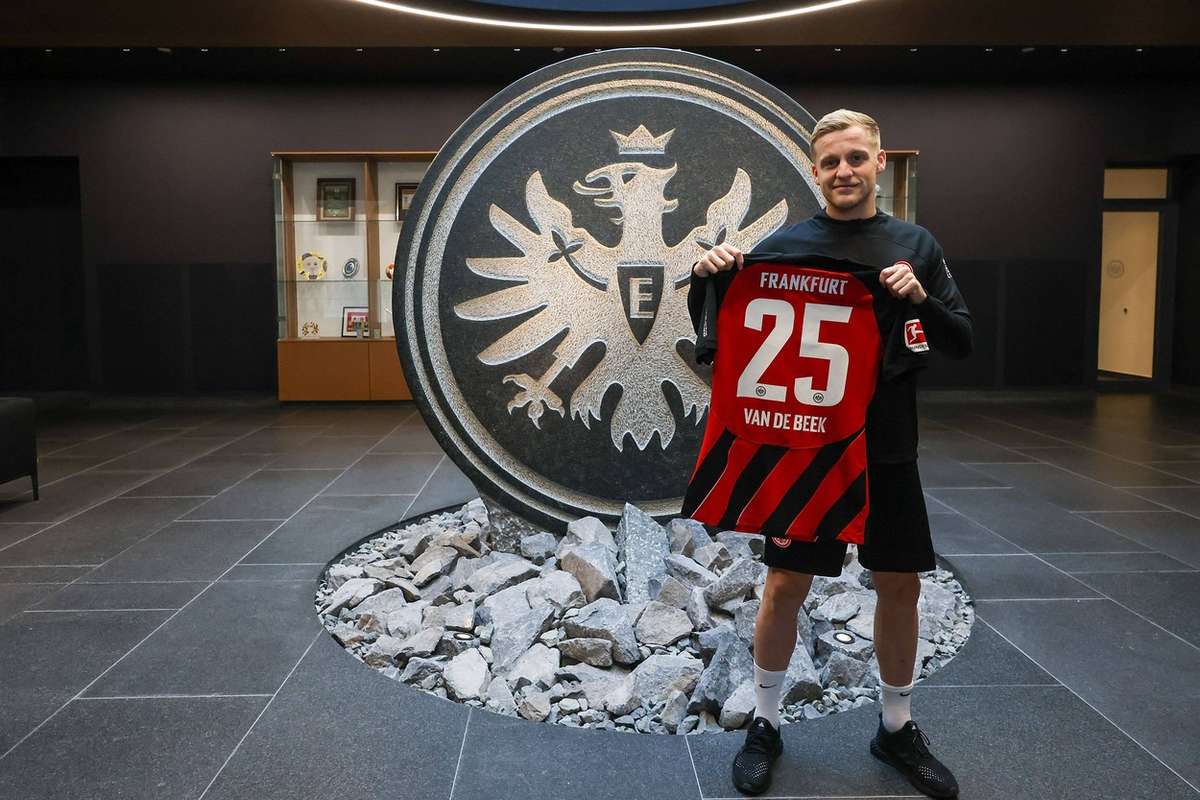 Mercado de fichajes | Donny Van de Beek, presentado con el Eintracht de ...