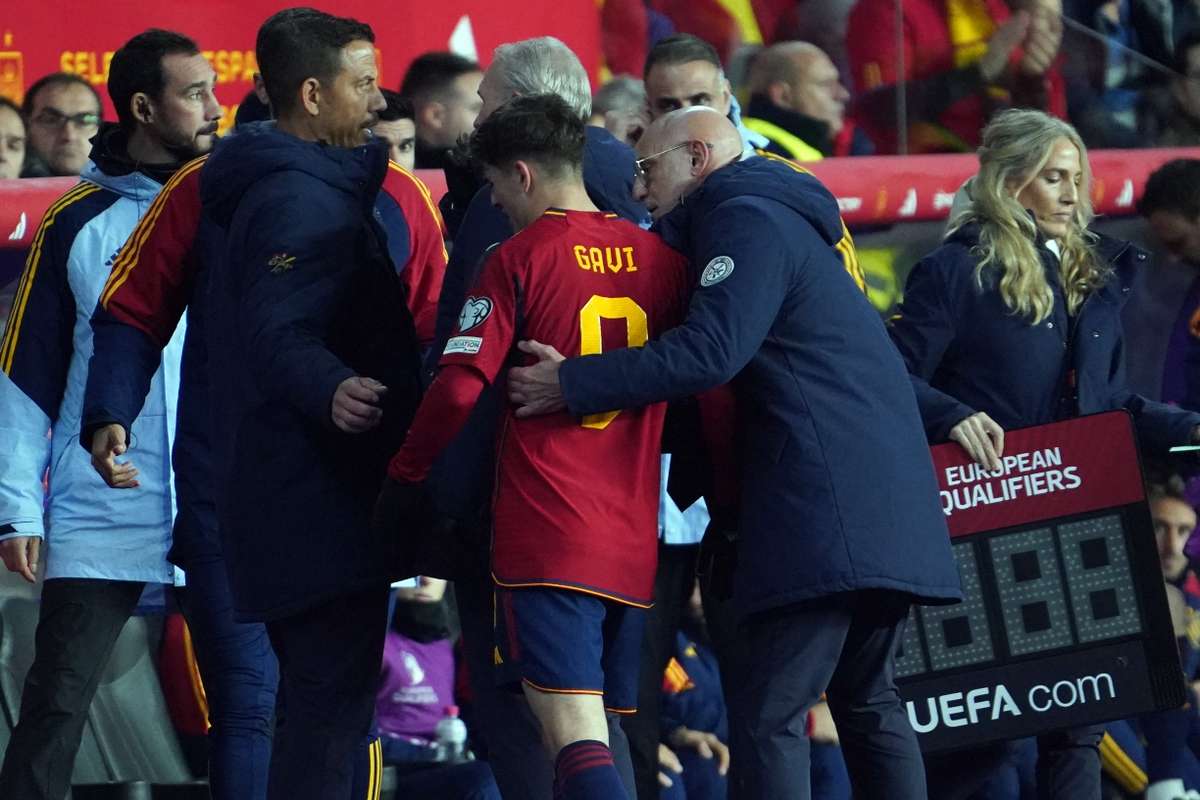 Lesão de Gavi pode render mais de 20 mil euros diários ao Barcelona ...