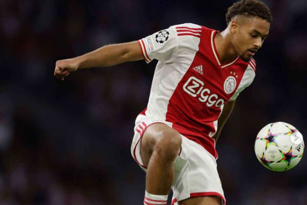 Liverpool či Barcelona monitorují defenzivní talent Ajaxu. Nizozemský ...