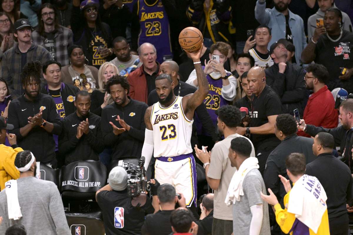 LeBron James becomes first player in NBA history to score 40,000 points | Flashscore.com