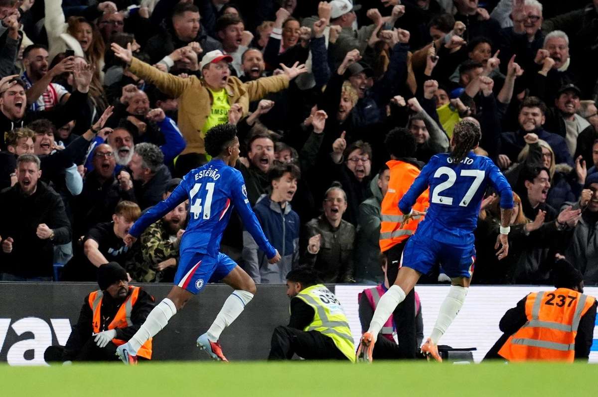 Chelsea score late winner as Liverpool slip from top of Premier League ...