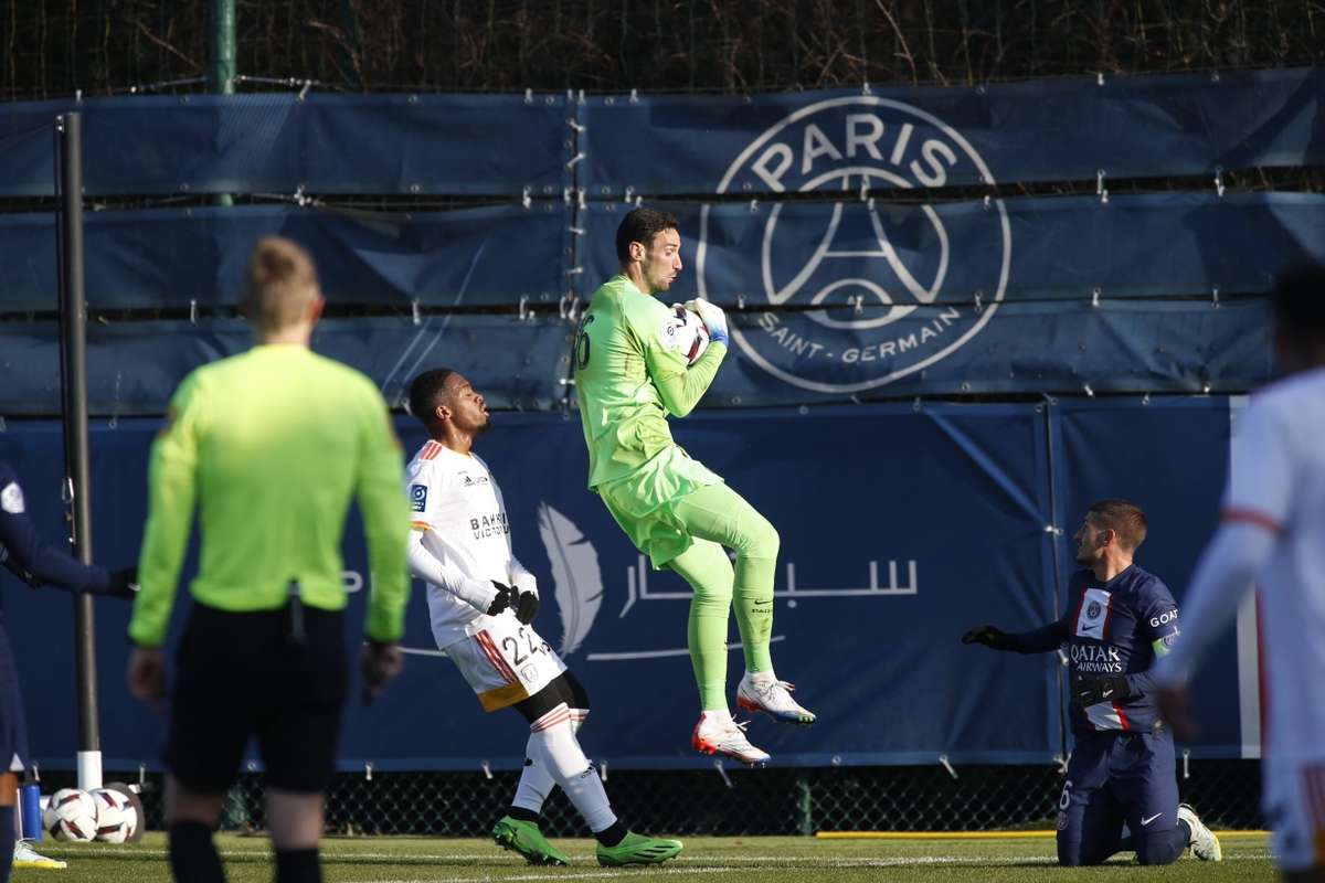 El portero del PSG Sergio Rico está consciente y se comunica ...