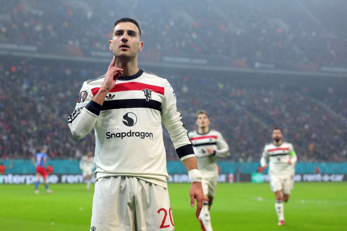 Dalot and Mainoo on target as unbeaten Man Utd beat FCSB to reach last ...