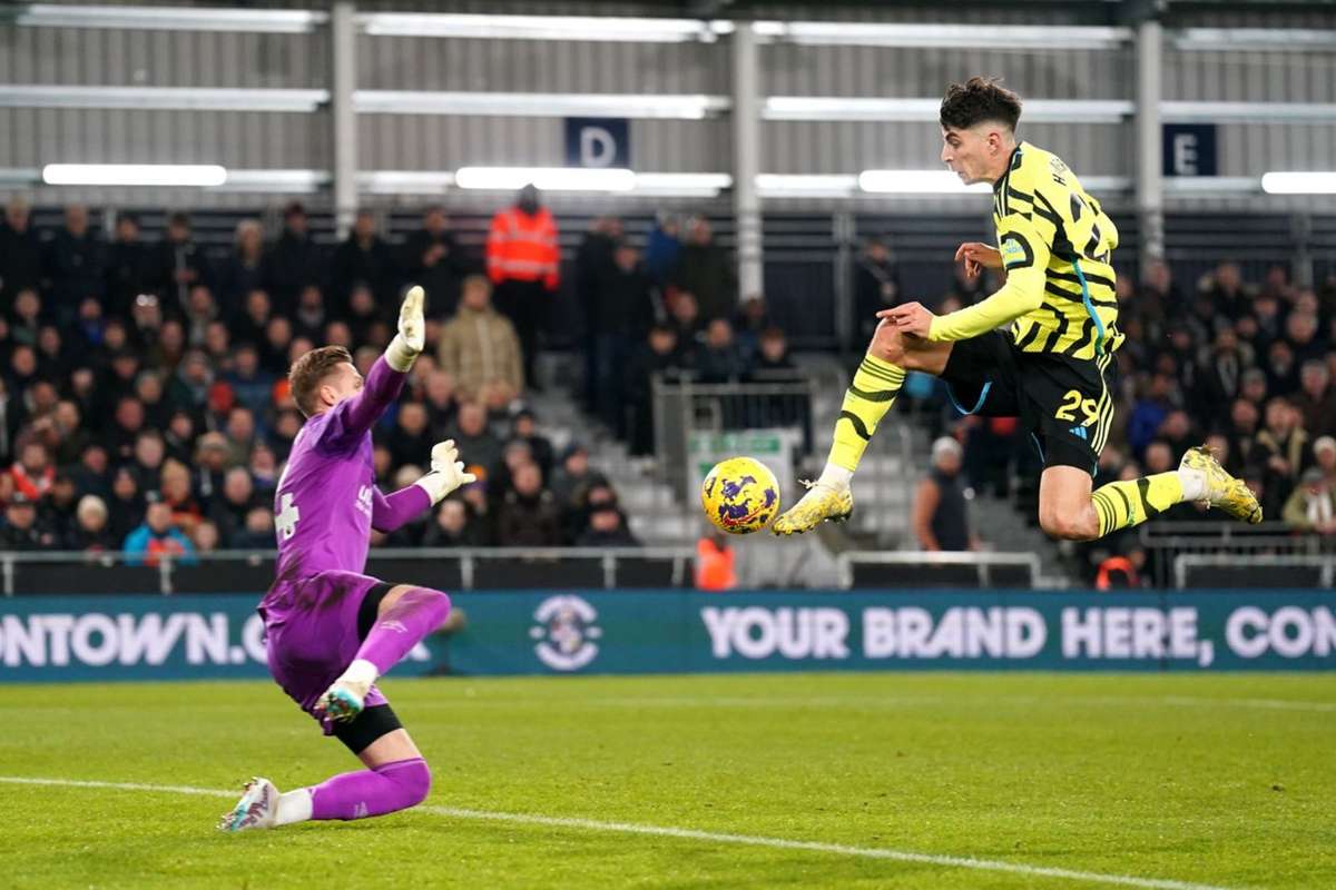 Arsenal a câștigat dramatic în deplasare la Luton: Rice a marcat la ...