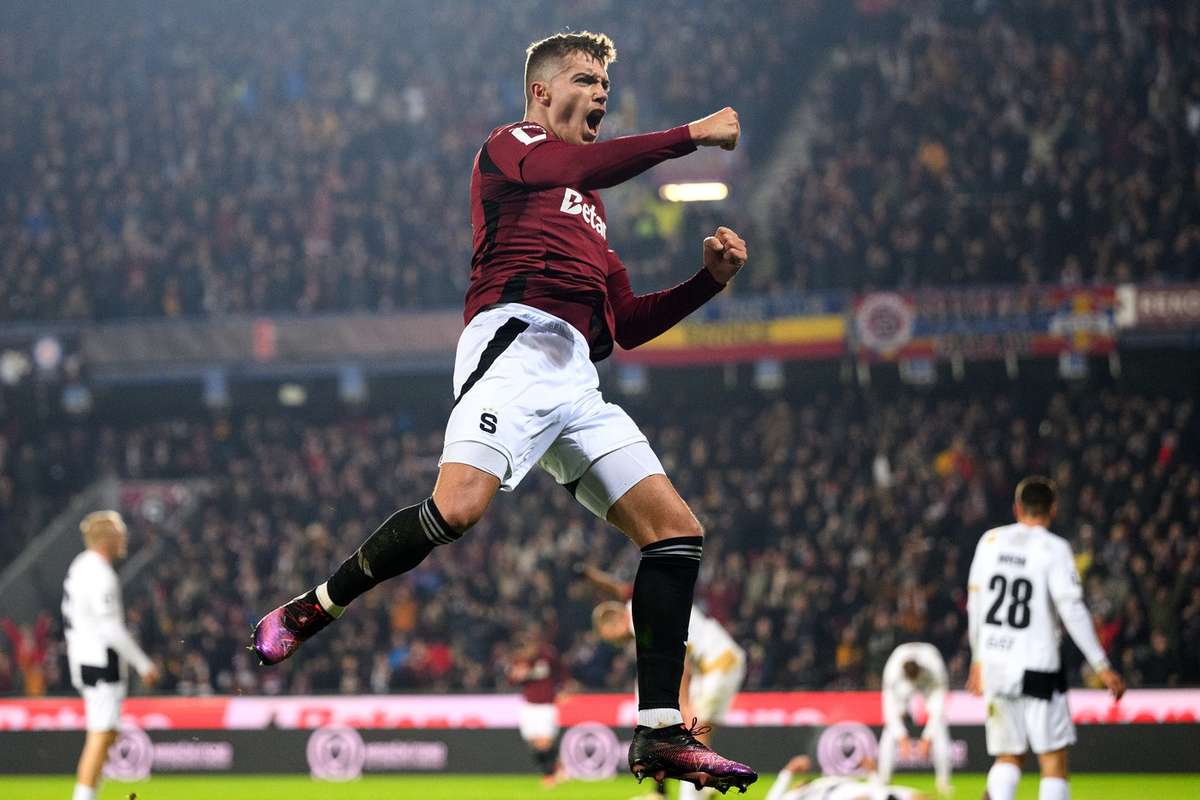 Suchomel poprvé pálil na Letné. Slavit před kotlem je dokonalé, zářil ...