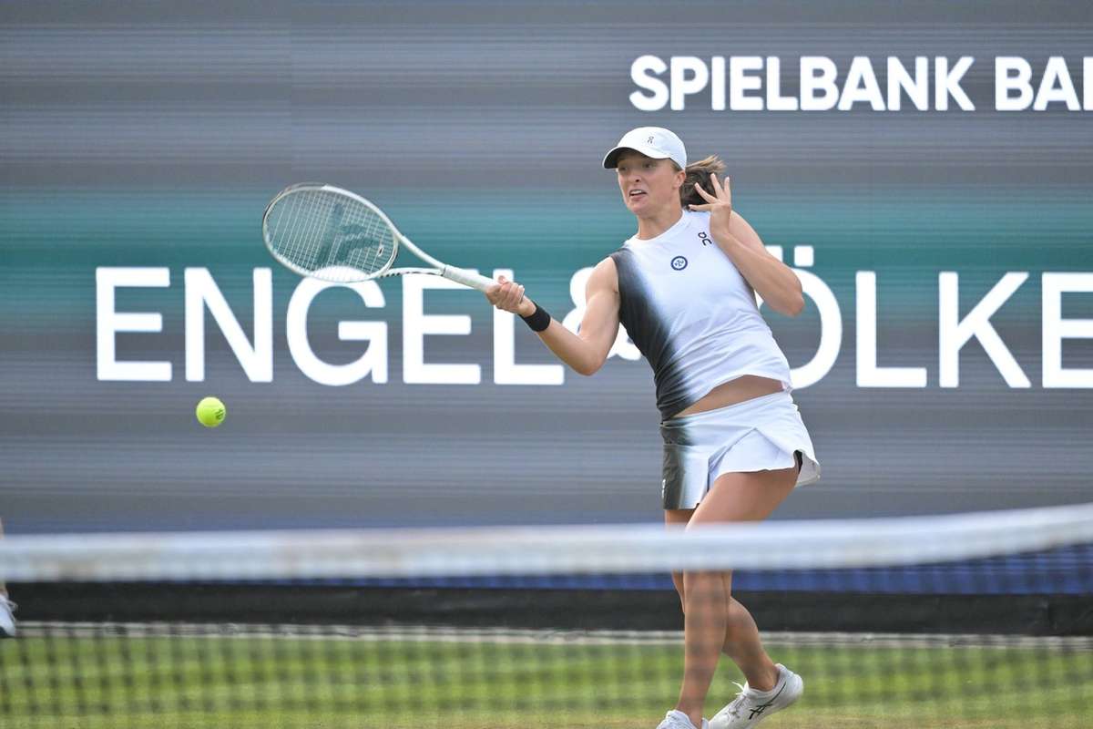 Iga Swiatek wins first grass-court match in 2023, Andreescu advances in ...