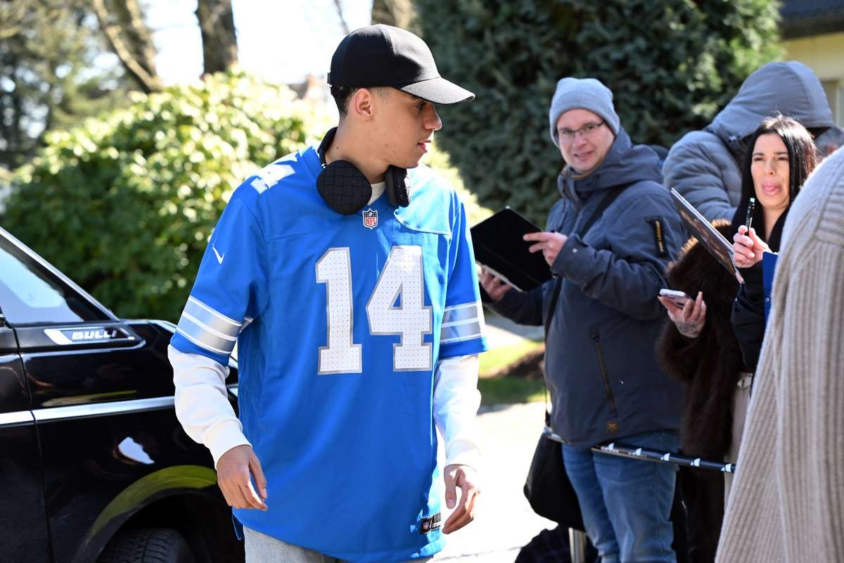 Musiala stößt im NFL-Trikot von St. Brown zum DFB-Team | Flashscore.de
