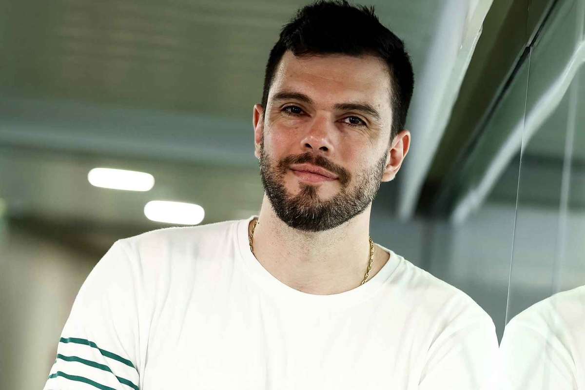 Voleibol: Central brasileiro Tiago Barth renova por uma época com o ...