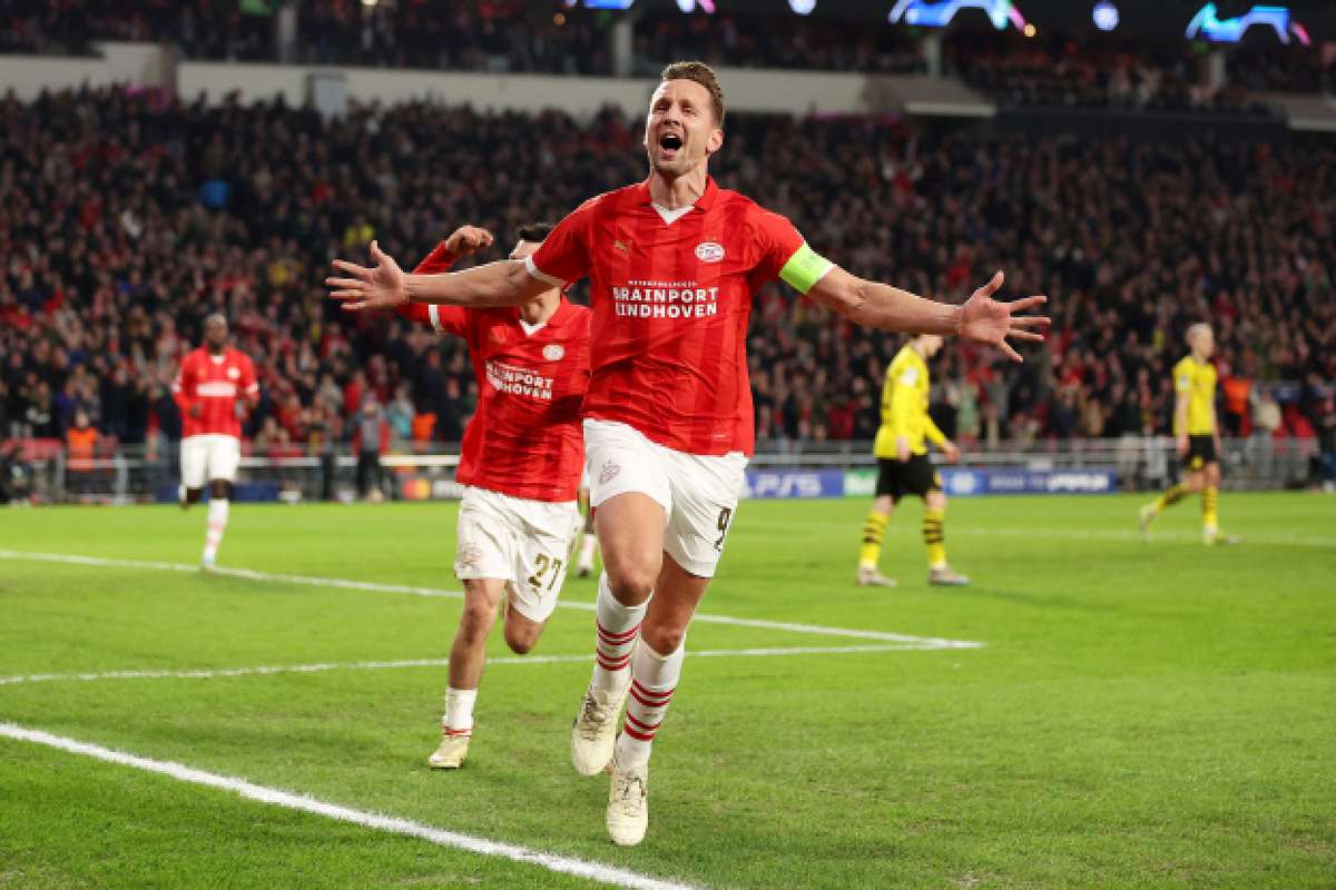 De Jong penalty rescues draw for PSV against Dortmund in Champions ...