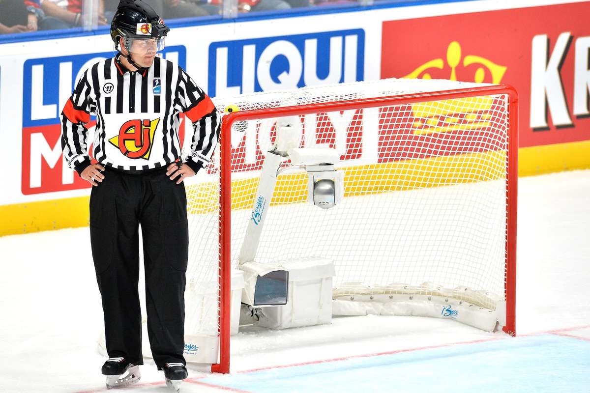 Čeští rozhodčí končí v Rusku. Hribik s Franěm mění KHL za extraligu a ...