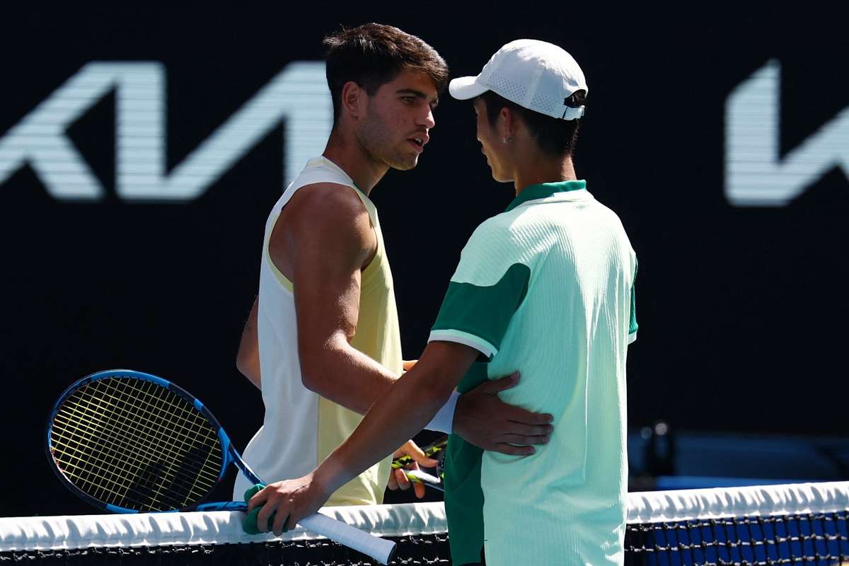 Alcaraz reaches second week of Australian Open for the first time with dominant display ...