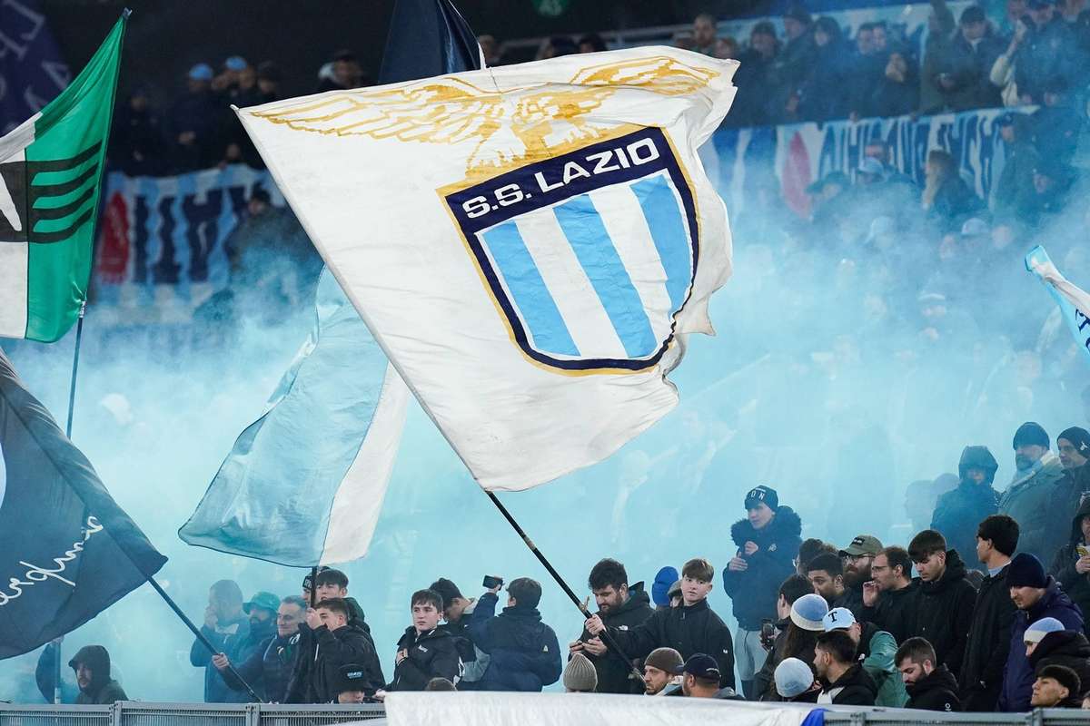 Adeptos da Lazio provocam escândalo com slogans fascistas e ...