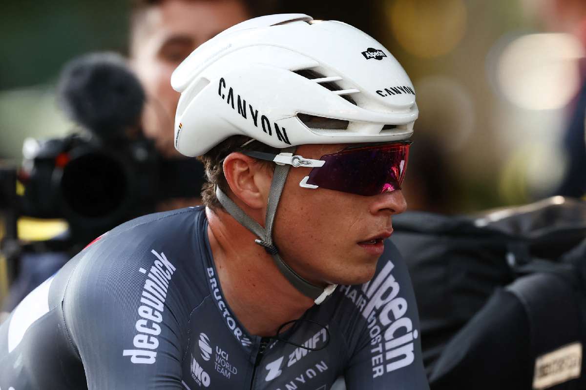 Jasper Philipsen edges sprint finish to claim Vuelta a Espana stage 19 ...