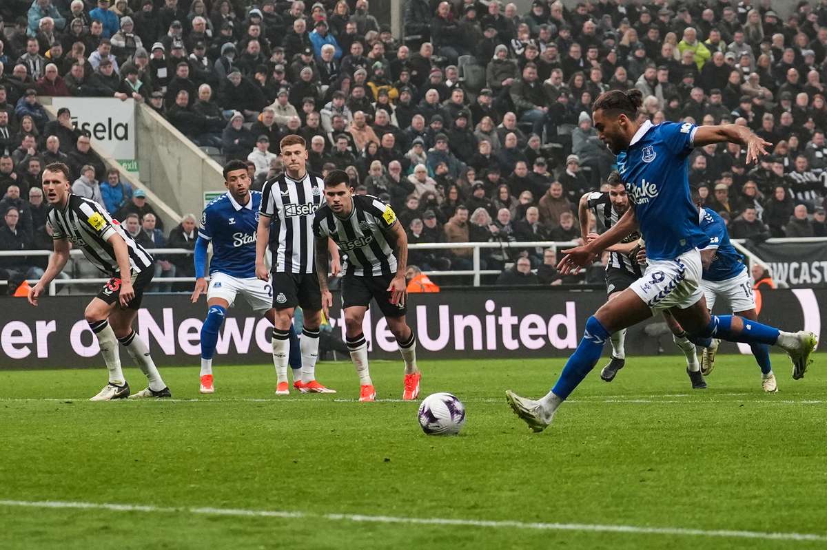 Late penalty helps Everton snatch vital point away at Newcastle ...