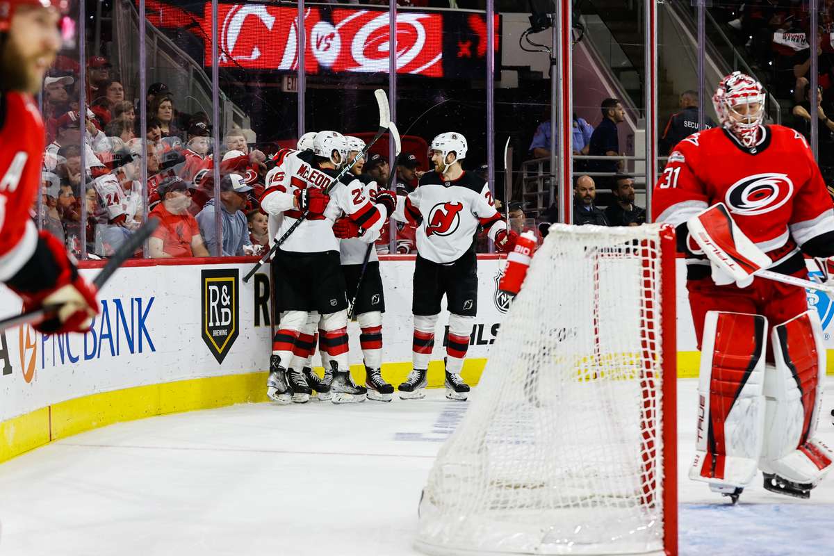 NHL Round-up: Halbfinaleinzug der Hurricanes, Dallas setzt sich mit 3:2 ...