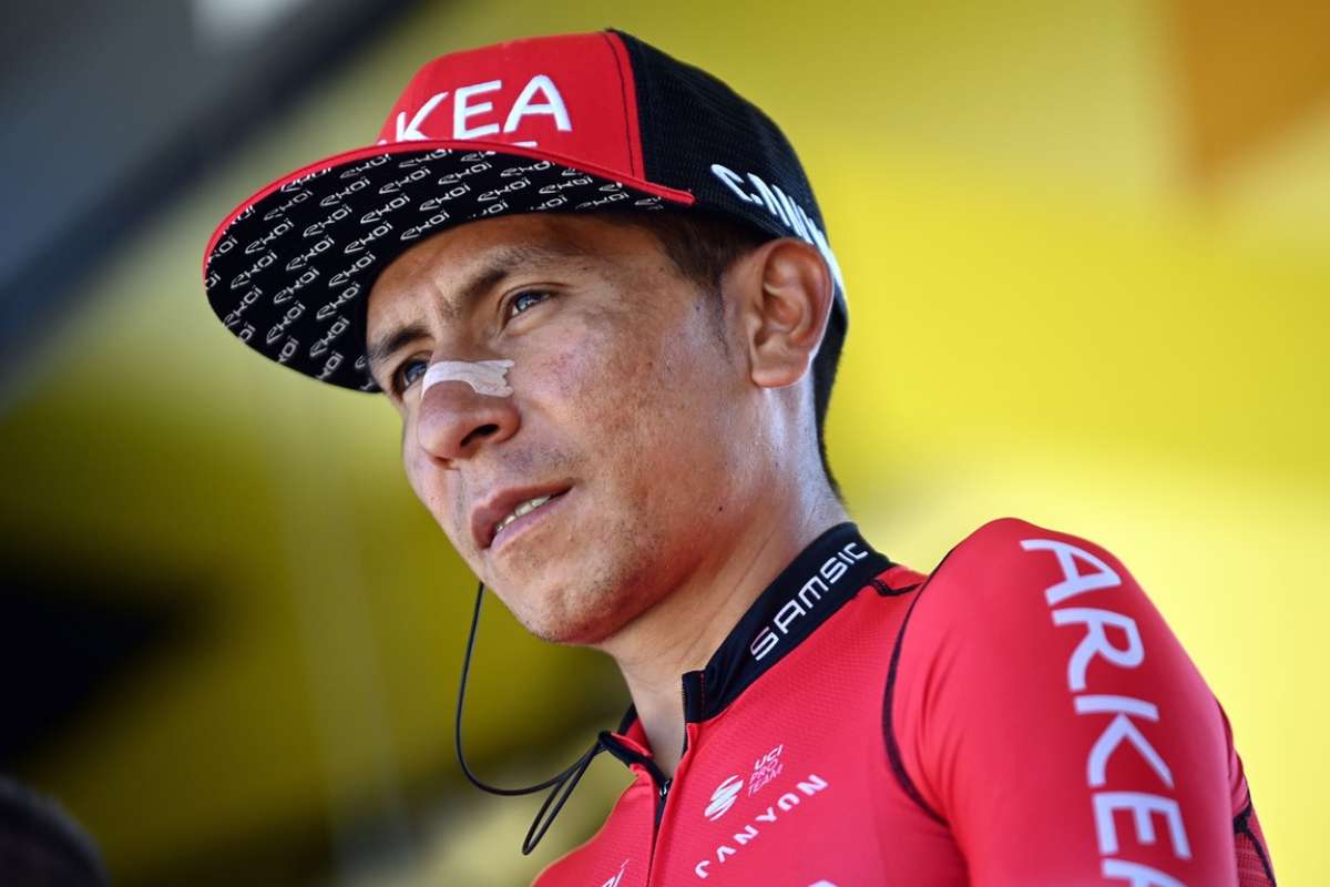 Quintana si na Tour pomohl odrazem od motocyklu. Dostal za to ...