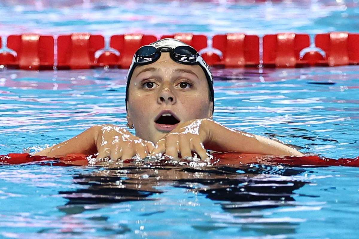 Summer McIntosh breezes to 400m freestyle crown at World Championships ...
