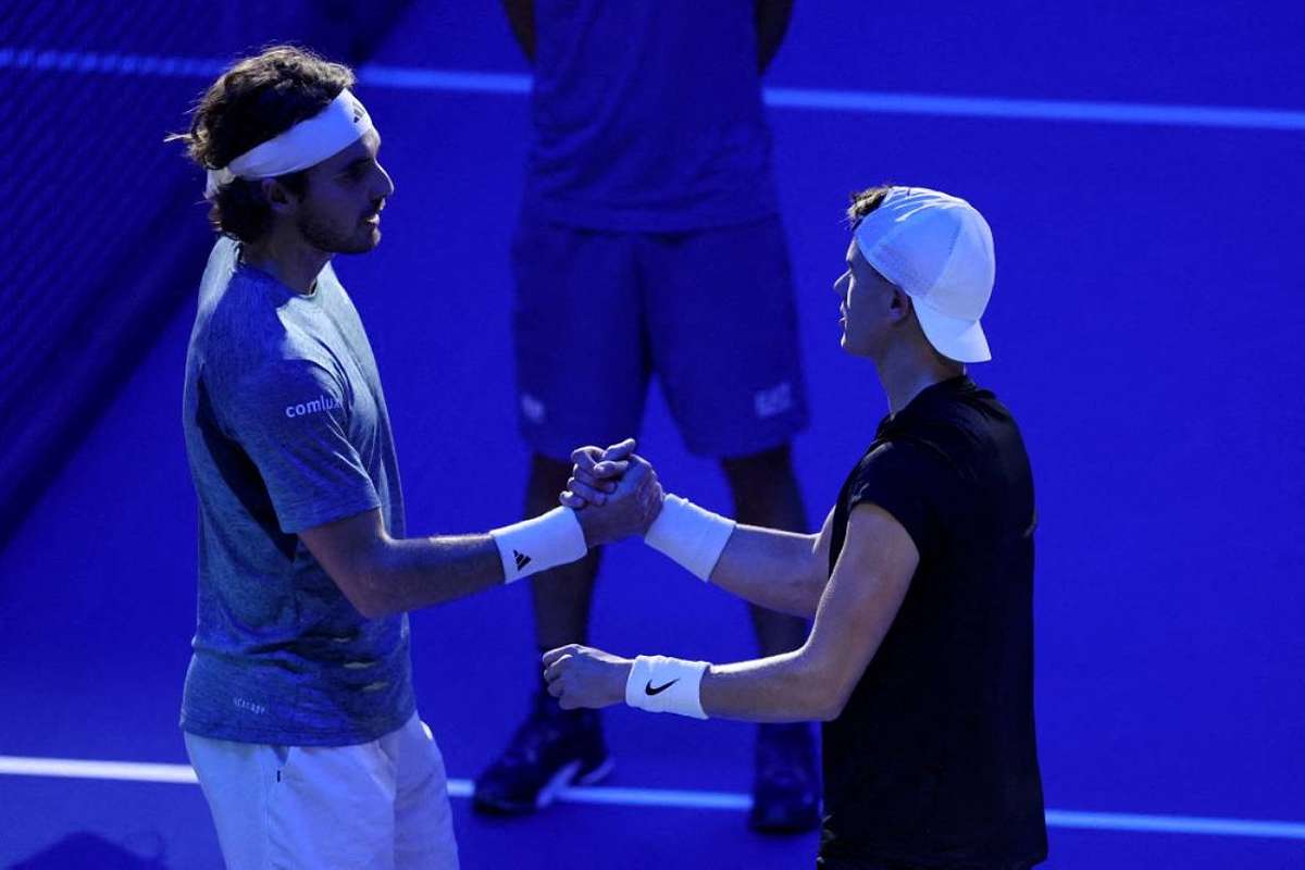 Tsitsipas desiste ao fim de três jogos no duelo com Rune devido a dores no cotovelo | Flashscore.pt