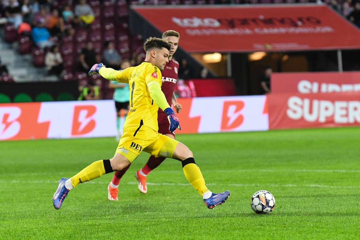 Robert Popa pleacă de la UTA după doar jumătate de sezon. "Clubul nostru îi mulțumește ...