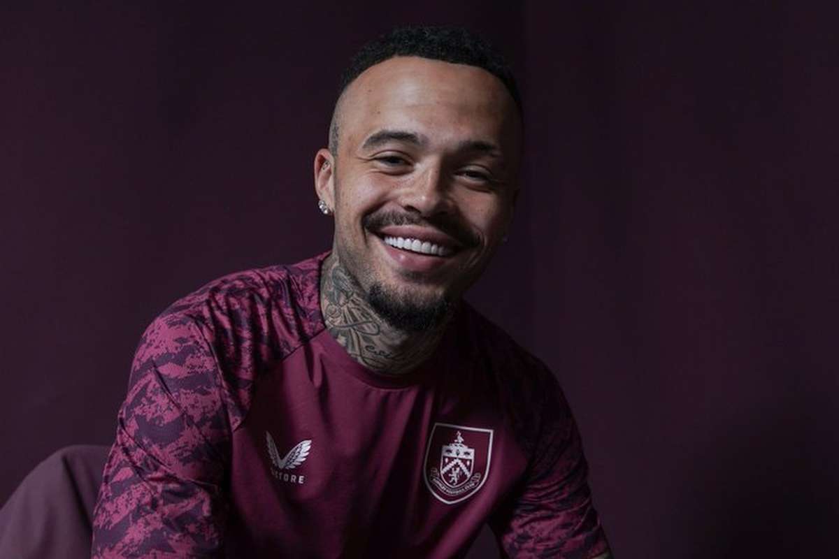 Burnley announce transfer of Quilindschy Hartman | Flashscore.com