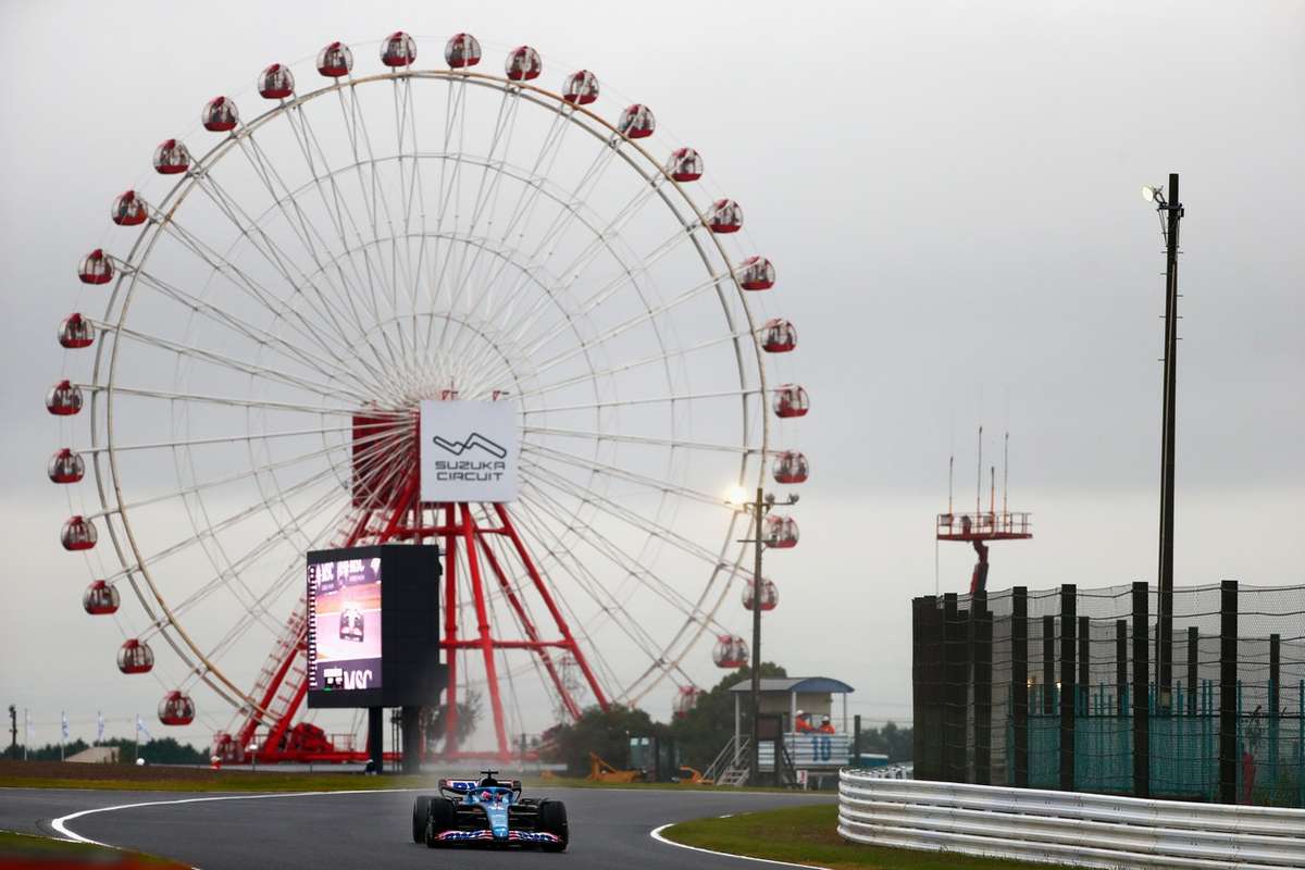 Alonso se na rekordní závod naladil skvěle, na mokré trati v Japonsku ...