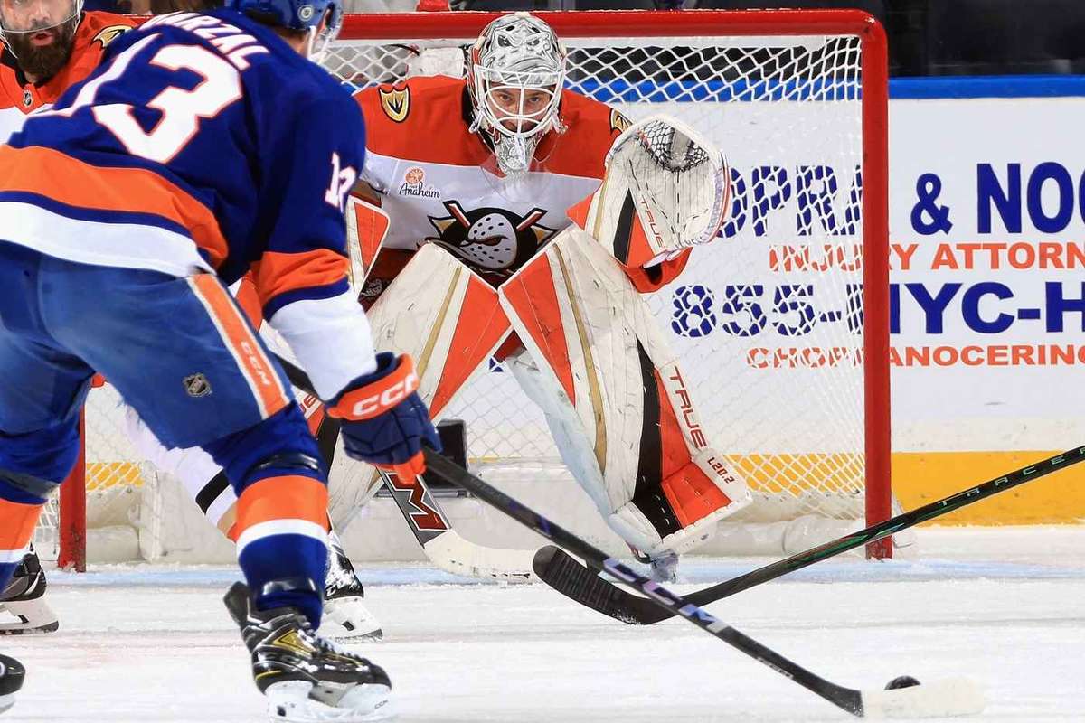 Dostál vévodí NHL. Proti Islanders pustil jediný gól a vede statistiky ...