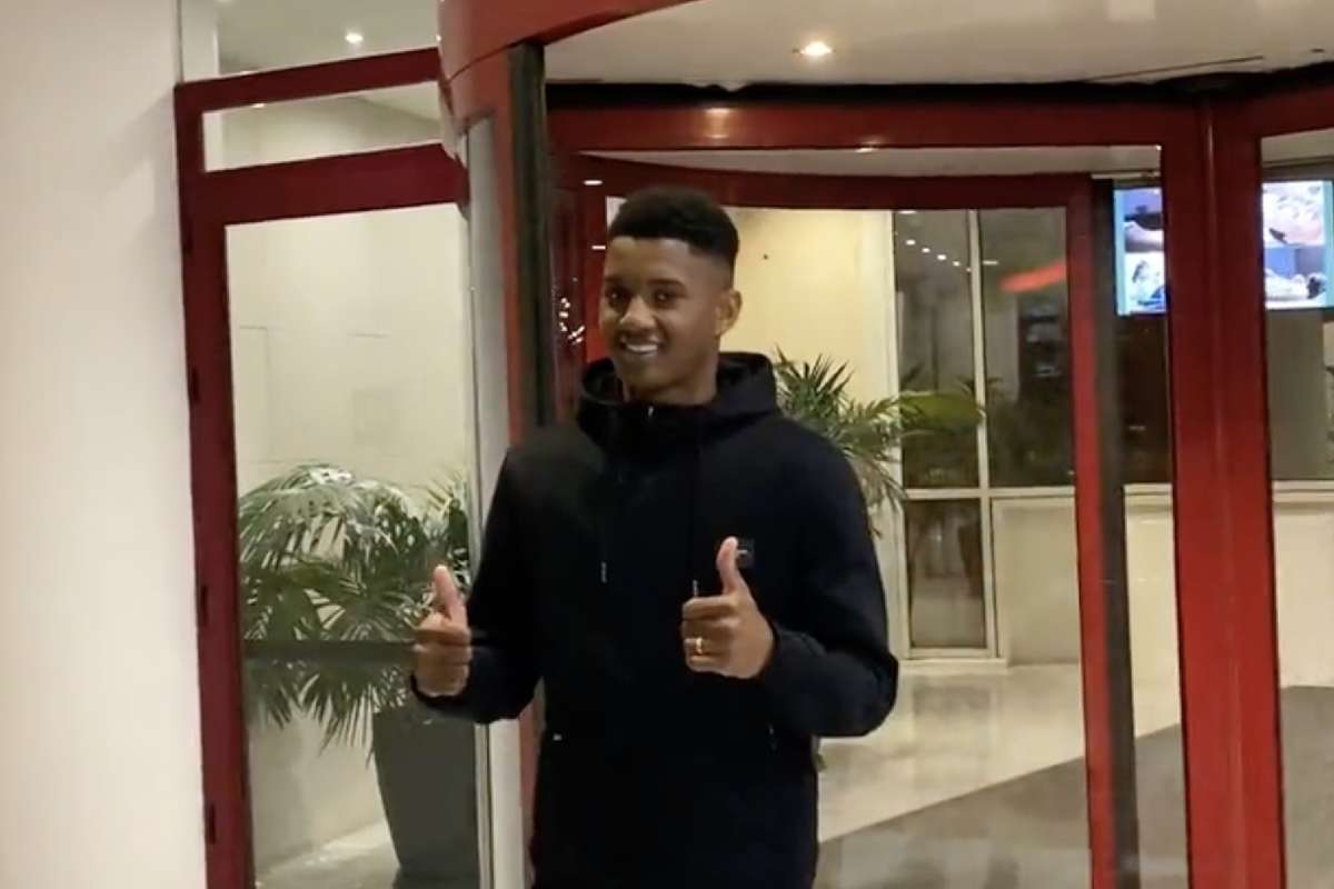 Lateral-esquerdo Abner Vinicius deixa o Athletico rumo ao Betis | Flashscore.com.br