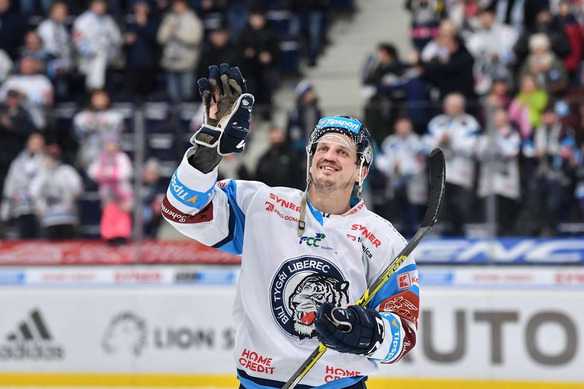 Veterán si jde pro metu 1000 zápasů. Derner prodloužil s Libercem o ...