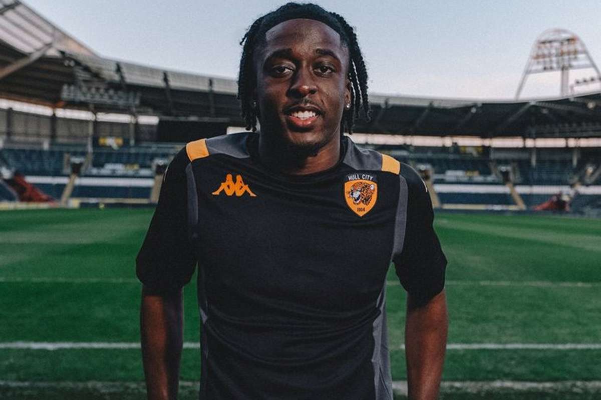 DONE DEAL: Hull snap up released Leeds defender Debayo - TribalFootball.com