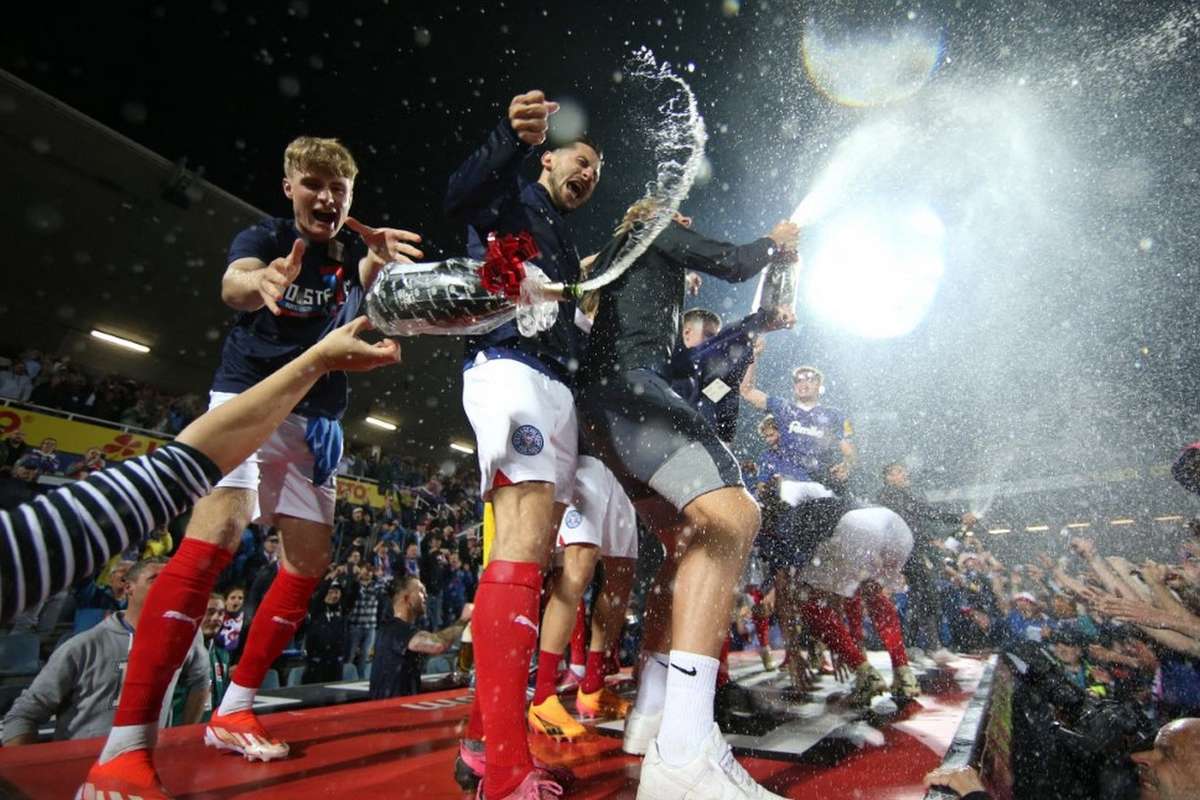 Kiel accède pour la première fois de son histoire à la Bundesliga ...